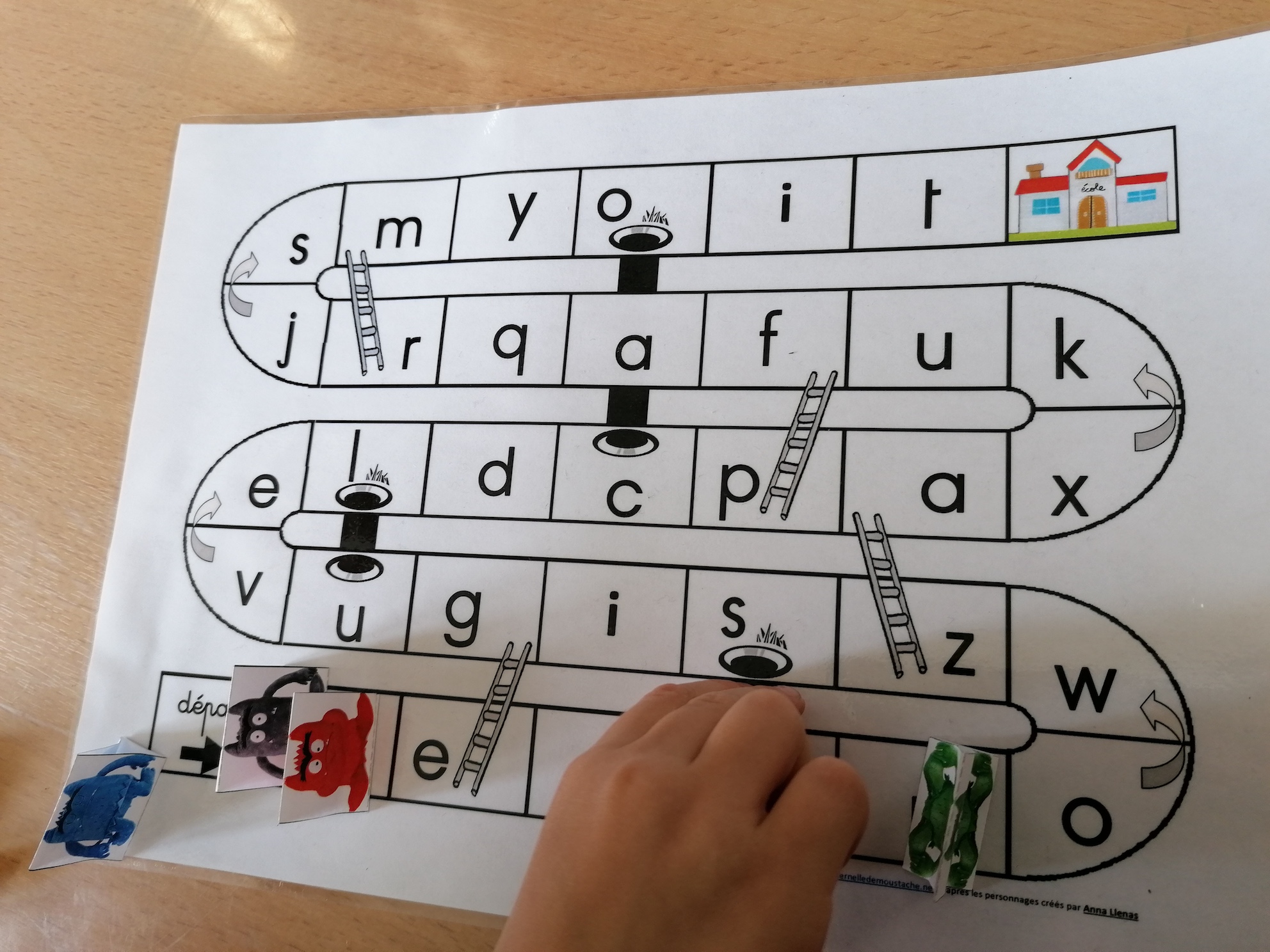 jeu de lettres en GS - Ecole Sainte-Sophie de Saint Jean d'Angély